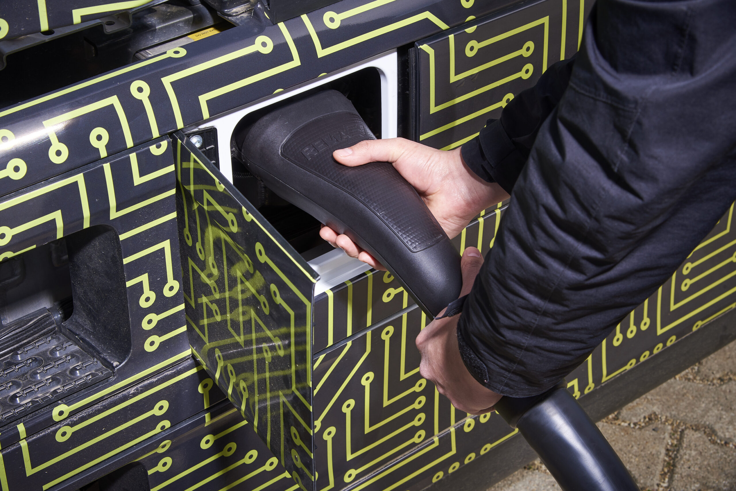 Siemens Megawatt Charging System Successfully Delivered a 1 MW Power to ...