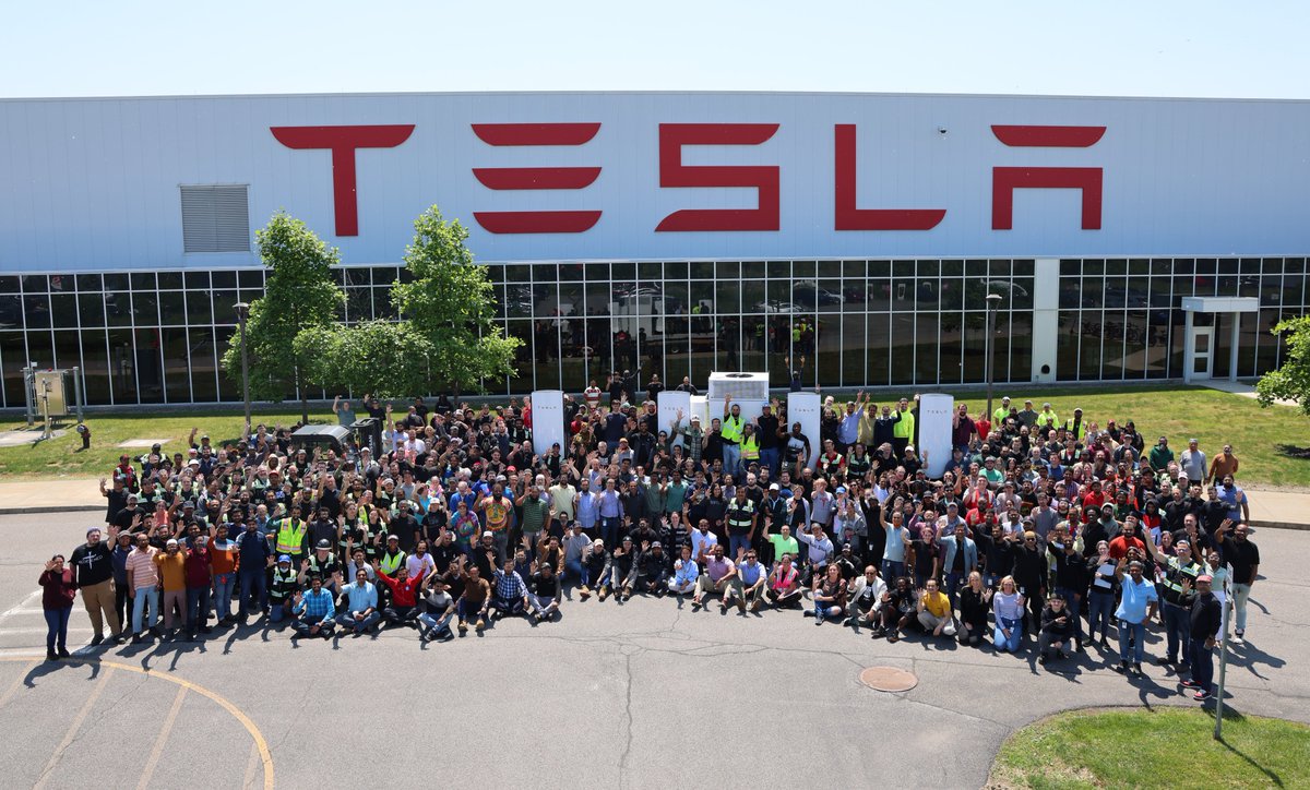 Tesla Celebrates 25,000th V4 Supercharging Dispenser